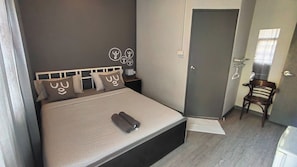 Quarto Duplo, varanda | Minibar, Wi-fi grátis, roupa de cama fornecida