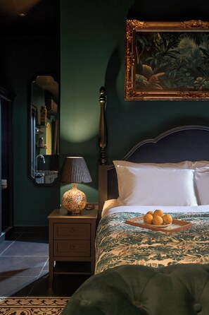 Quarto Duplo de Luxo | Minibar, secretária, secretária adequada para computadores portáteis