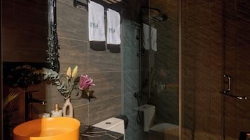 Quarto Duplo Comfort, vista para o jardim | Casa de banho | Um polibã, artigos de higiene pessoal grátis, um secador de cabelo