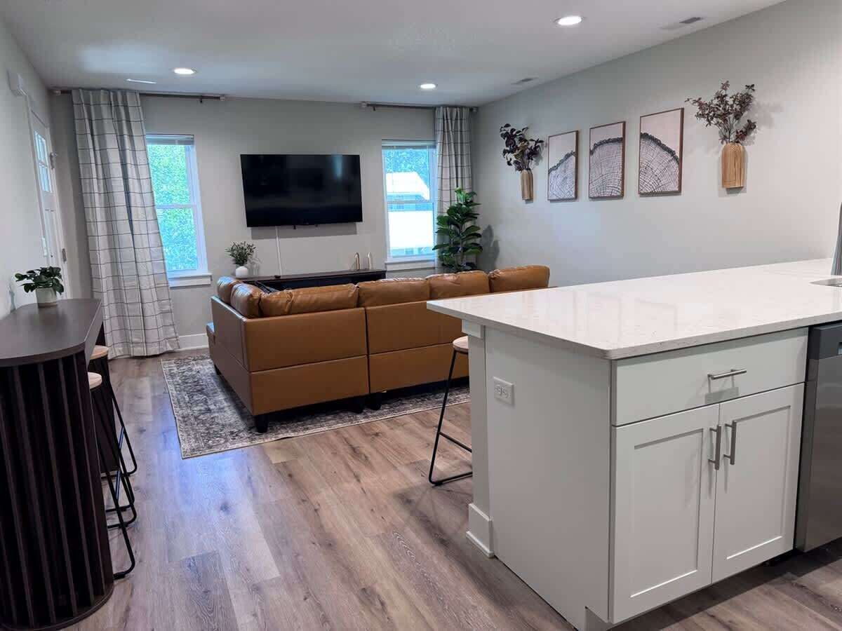 Upper Fort Flat - Sleep 8 With Balcony Views - Fort Wayne, IN