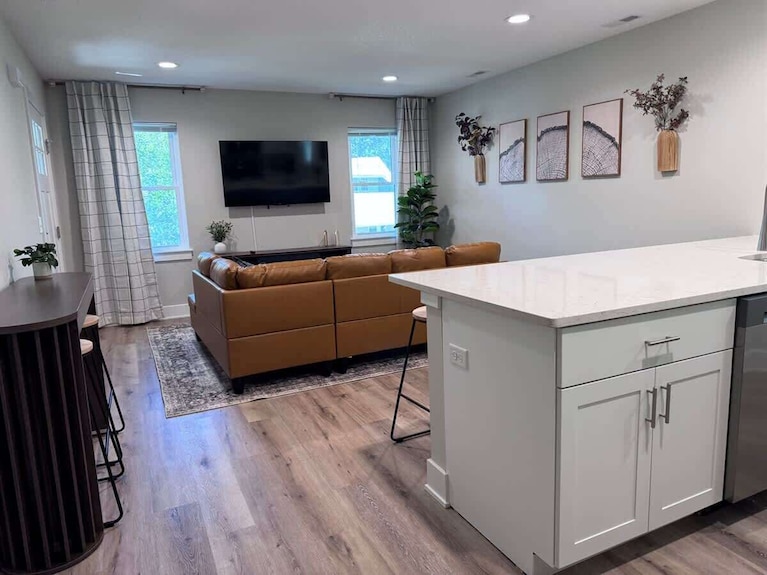 Upper Fort Flat - Sleep 8 With Balcony Views - Fort Wayne, IN