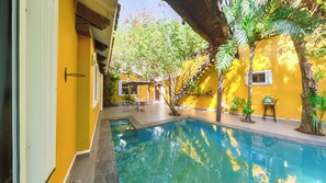 Piscina exterior, guarda-sóis, espreguiçadeiras