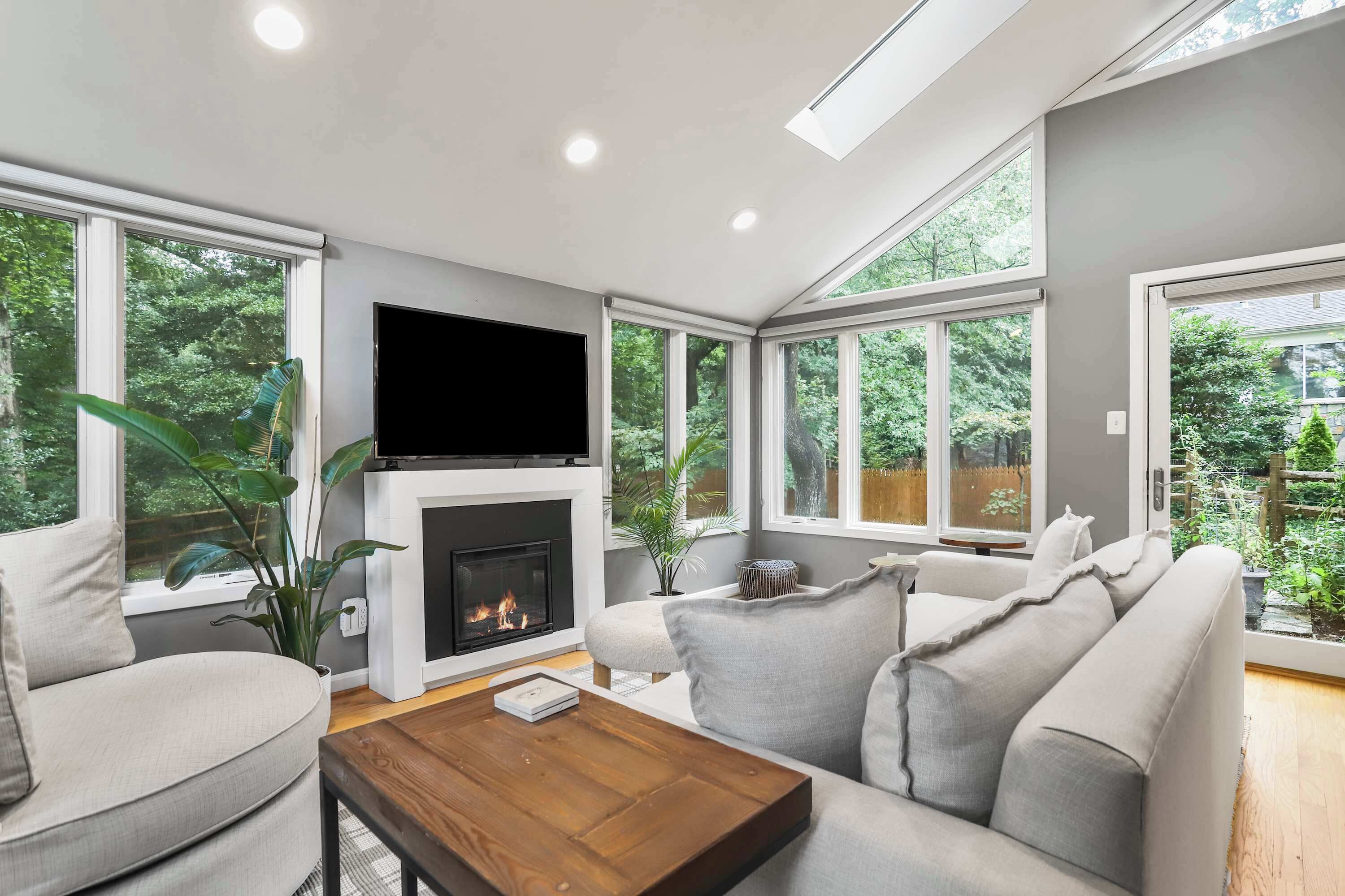 Sojourn Beautiful Family Home With Beach Access & Backyard - 버크