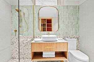 Quarto Duplo, 1 cama queen-size, não fumadores | Casa de banho | Um polibã, toalhas fornecidas, sabão, champô 