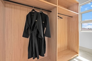 Quarto quádruplo família, 2 camas Queen, para não fumantes | Ferros/tábuas de passar roupa, Wi-Fi de cortesia