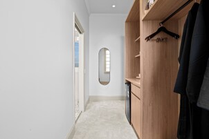 Quarto triplo luxo, várias camas, para não fumantes | Ferros/tábuas de passar roupa, Wi-Fi de cortesia