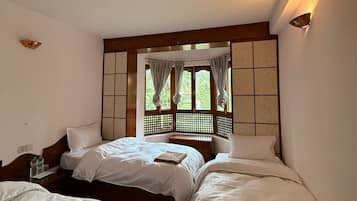 Quarto Triplo Económico, vista para o jardim | Wi-fi grátis