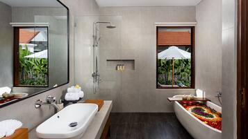 Vila romântica, vista para a piscina | Banheiro | Roupões de banho, chinelos