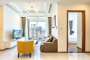 Apartamento standard, sacada, vista para a cidade | Ferros/tábuas de passar roupa, Wi-Fi de cortesia