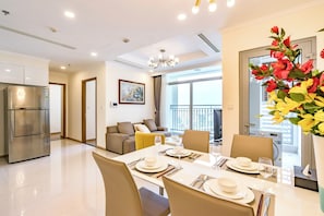 Apartamento standard, sacada, vista para a cidade | Ferros/tábuas de passar roupa, Wi-Fi de cortesia