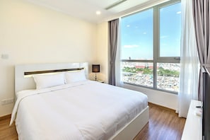 Apartamento standard, sacada, vista para a cidade | Ferros/tábuas de passar roupa, Wi-Fi de cortesia