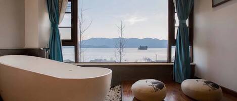 Quarto Clássico com Cama de Casal | Banheira de hidromassagem privativa