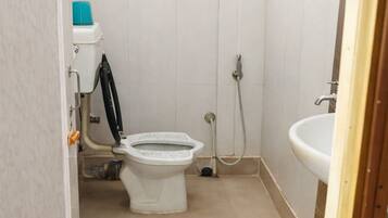 Um polibã, um chuveiro fixo, artigos de higiene pessoal grátis