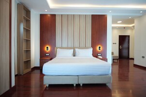 Frigobar, cofres nos quartos, escrivaninha