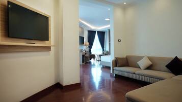 Suite Júnior, varanda, Vista para a cidade | Sala de estar | Smart TV de 55 polegadas com canais via satélite, lareira