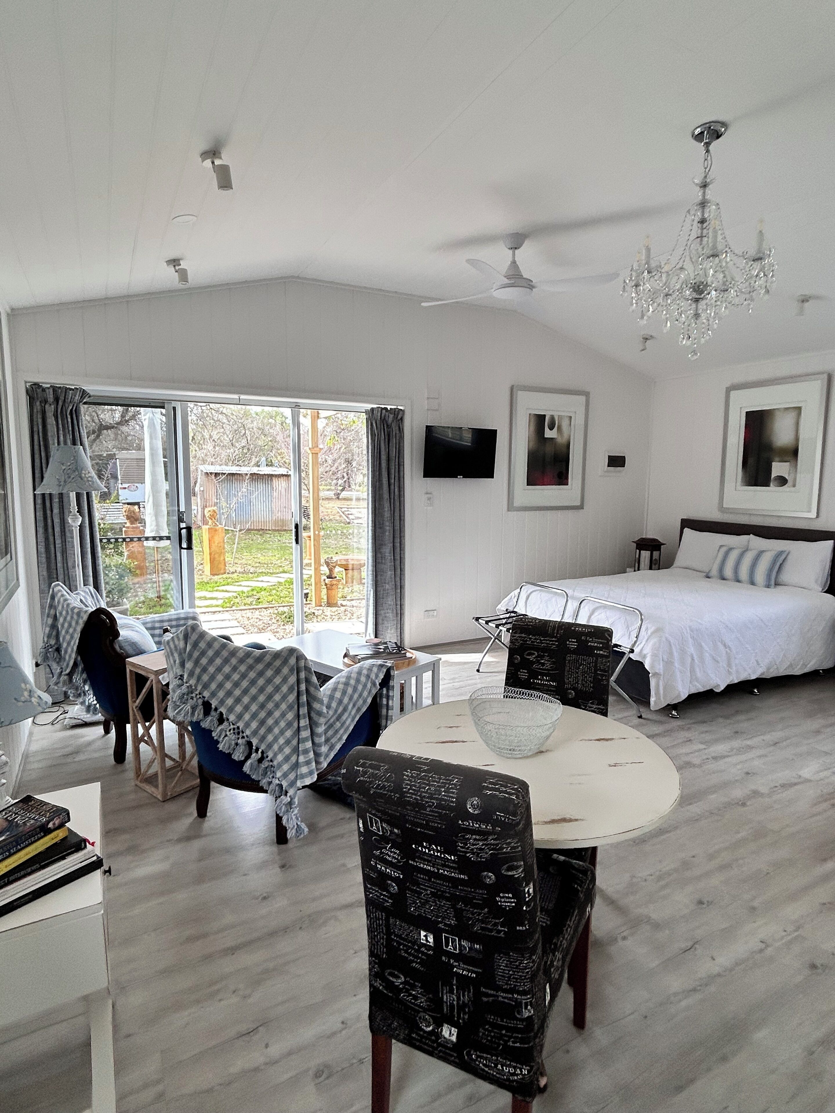 Hamptons Style, Studio Retreat With Light Continental Breakfast Included - Strathalbyn