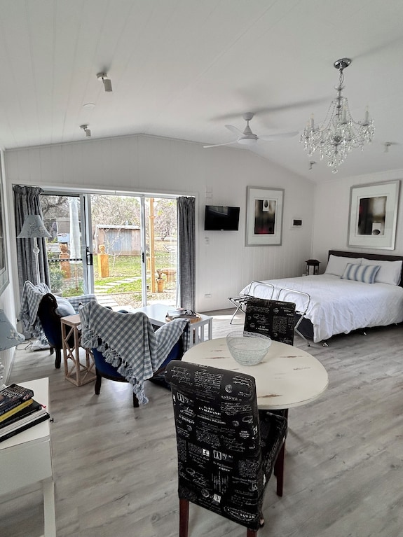 Hamptons Style, Studio Retreat With Light Continental Breakfast Included - Adelaide