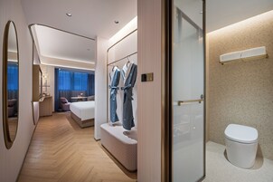 Quarto básico | Edredons de pluma, frigobar (abastecido com itens grátis)