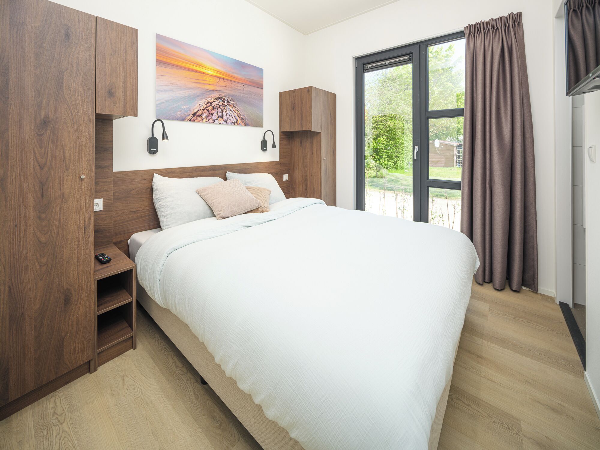 Luxury And Space For 6 People: This Villa Has Three Bedrooms, Two Bathrooms, And A Sunny Roof Patio To Relax. - Makkum