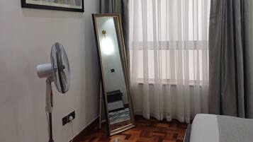 Apartamento Comfort, adaptado para pessoas com dificuldades de mobilidade, casa de banho privativa | Secretária adequada para computadores portáteis, ferro/tábua de engomar