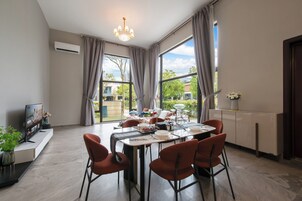 Vila superluxo, 3 quartos, cozinha, vista para o pátio | Cortinas blackout, quartos à prova de som, Wi-Fi de cortesia