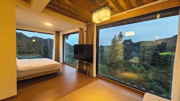 Suite Panorâmica, vista para a colina | Cortinas/cortinados opacos, Wi-fi grátis, roupa de cama fornecida