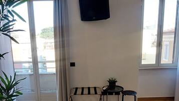 Quarto triplo superior | Cofres nos quartos, cortinas blackout, quartos à prova de som