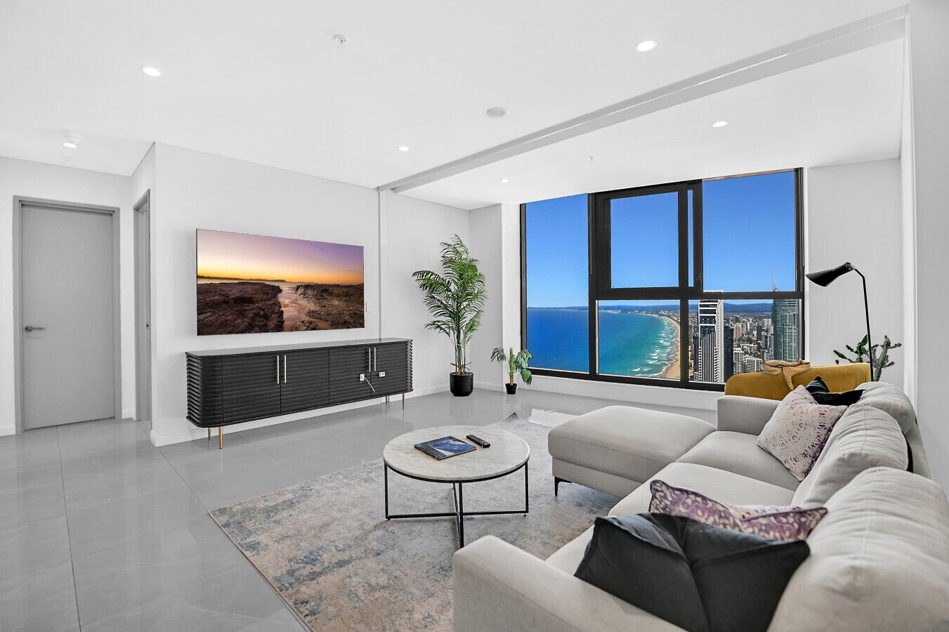 70 Stories Ocean View Apartment - Surfers Paradise