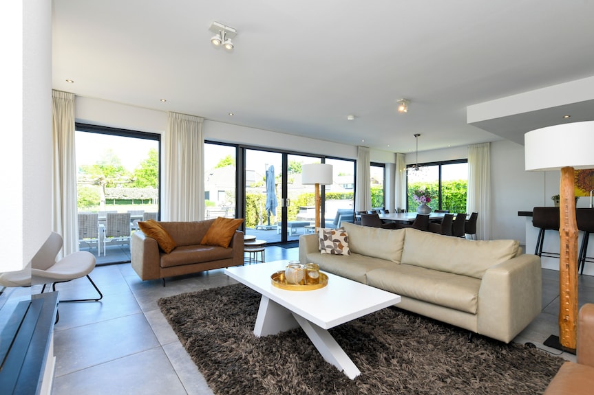 Luxury 10-person Villa With Jacuzzi, Sauna, 4 Bedrooms, 3 Bathrooms And Two Outdoor Dining Tables. Pet-friendly, Fully Equipped Kitchen, And Direct Water Access. - Lelystad