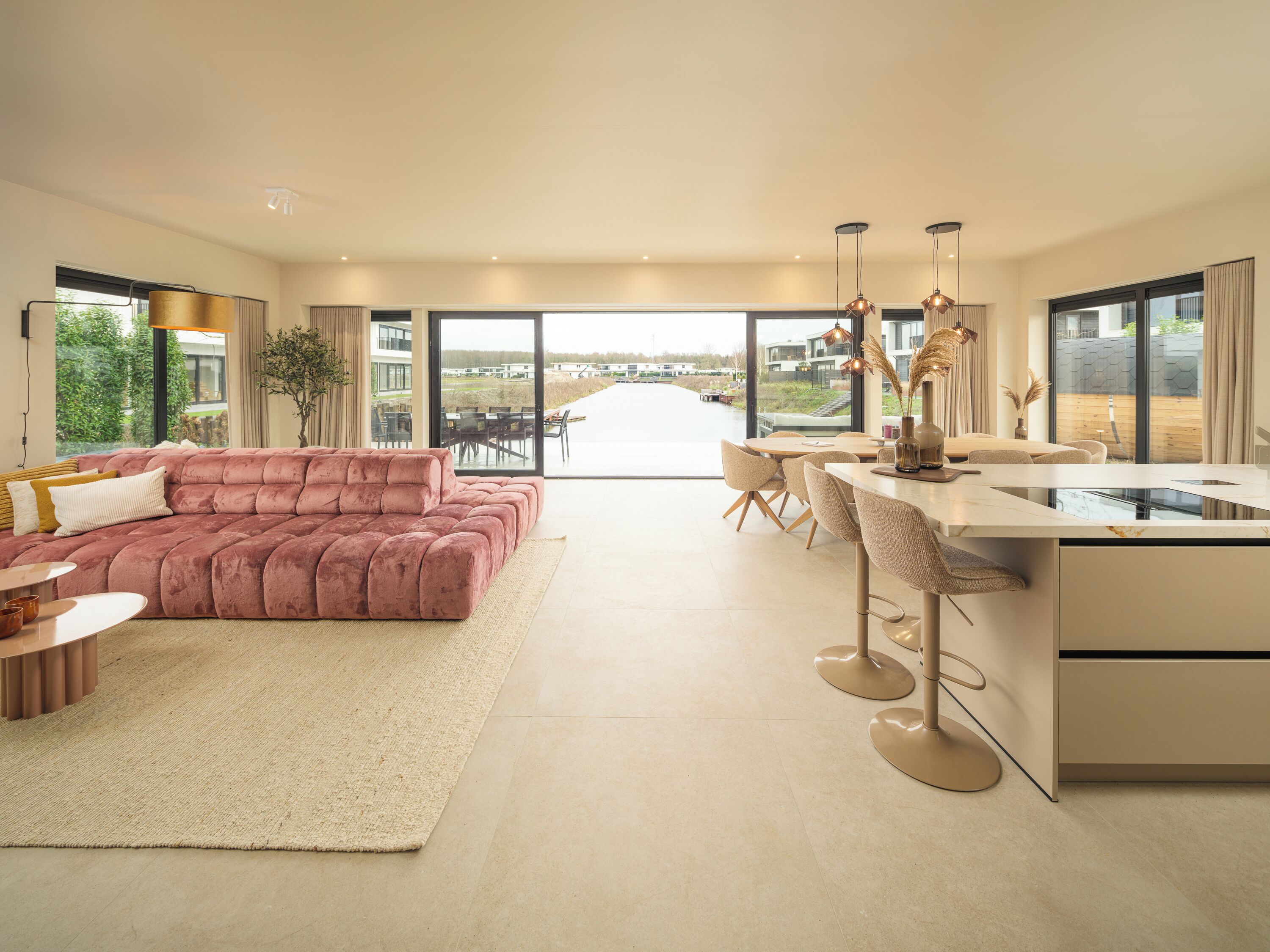 Brand-new 10-person Waterfront Villa With Hot Tub, Sauna, Trampoline And Private Jetty  Perfect For A Luxury Family Getaway. - Nunspeet