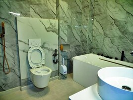 Quarto Duplo Comfort, Vista para a cidade | Casa de banho | Toalhas fornecidas, sabão, champô, papel higiénico