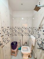 Quarto Duplo Deluxe, ar condicionado | Casa de banho | Um polibã, um chuveiro fixo, artigos de higiene pessoal grátis