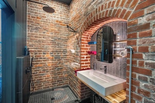 Apartamento, 1 cama King, cozinha (Timeless on Main 2) | Banheiro | Toalhas de banho
