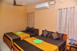 Quarto Quádruplo Executivo | Lençóis de algodão egípcio, roupa de alta qualidade, Wi-fi grátis 