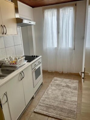 Apartamento, 1 quarto, para não fumantes, vista para a cidade | Cozinha privada | Geladeira, micro-ondas, cooktop, talheres/pratos/utensílios de cozinha