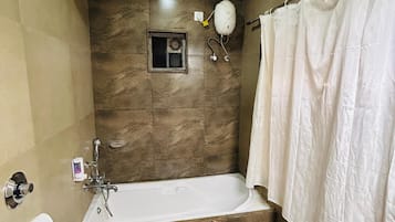 Suite Deluxe | Casa de banho | Toalhas fornecidas, sabão, champô