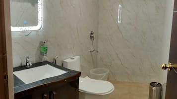 Quarto casal luxo, ar-condicionado | Banheiro | Chuveiro, chuveiro com efeito de chuva, produtos de toalete grátis