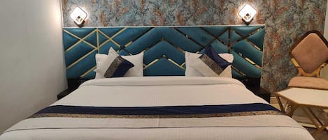 Quarto casal luxo, ar-condicionado | Roupas de cama antialérgicas, escrivaninha, quartos à prova de som