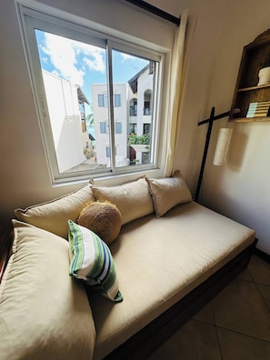 Apartamento, 2 quartos, fumadores, varanda | Sala de estar | Livros