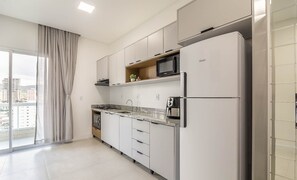 Apartamento básico | Cozinha privada | Talheres/pratos/utensílios de cozinha
