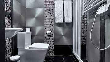 Chuveiro, secador de cabelo, toalhas de banho, shampoo