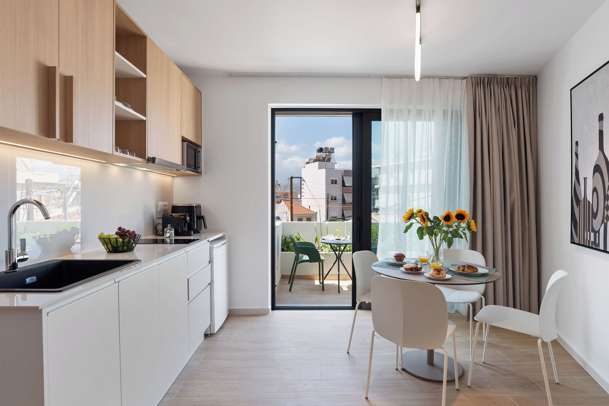 Apartamento Standard | Cozinha privada | Um frigorífico, um forno, uma placa de cozinha, utensílios de cozinha 