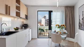 Apartamento Standard | Cozinha privada | Um frigorífico, um forno, uma placa de cozinha, utensílios de cozinha