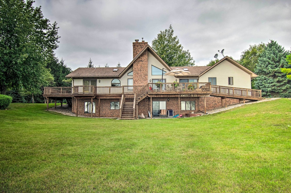 Large Family Home W/ Deck & Yard On Lake Huron - Sandusky, MI