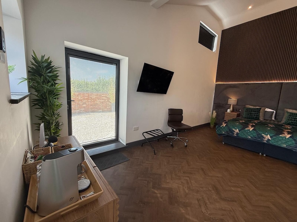 RURAL LUXURY BARN SLEEPS 9 - 6 SEAT HOT TUB - LARGE EXTENSIVE PATIOS ...