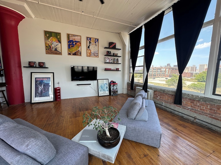 Historic Gem W/ Iconic Views! - 迪爾伯恩