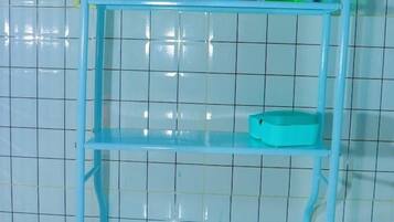 Apartamento Clássico | Cozinha privada | Um frigorífico, um micro-ondas, utensílios de cozinha