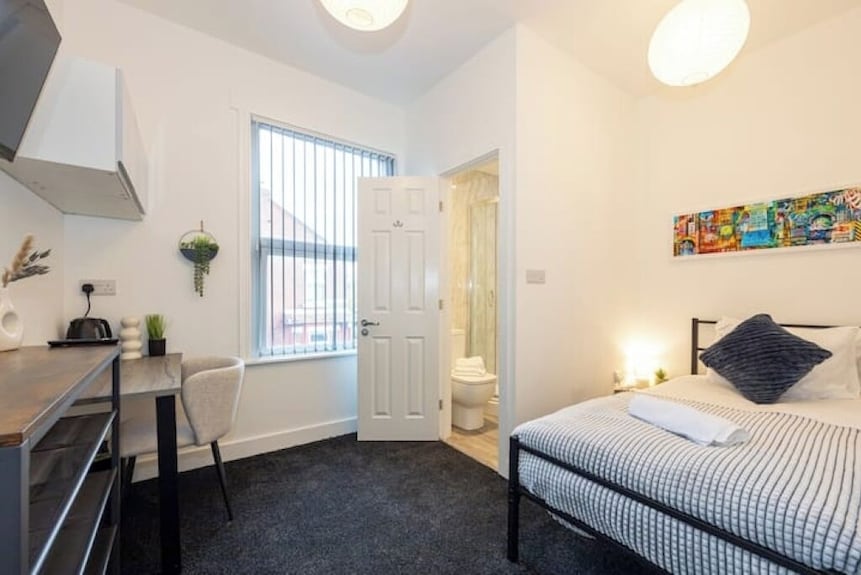 Private Ensuite Rooms W/ Kitchen Access - Salford