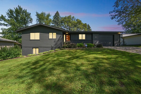 Iowa City 4br Backyard Walk To Stadium 4 Bedroom Home - Iowa City, IA