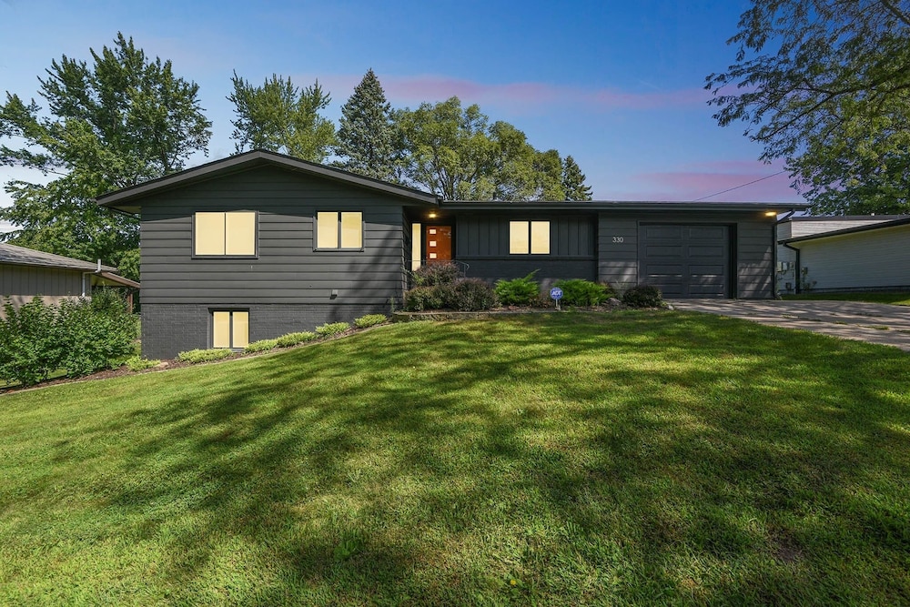 Iowa City 4br Backyard Walk To Stadium 4 Bedroom Home - Iowa City, IA